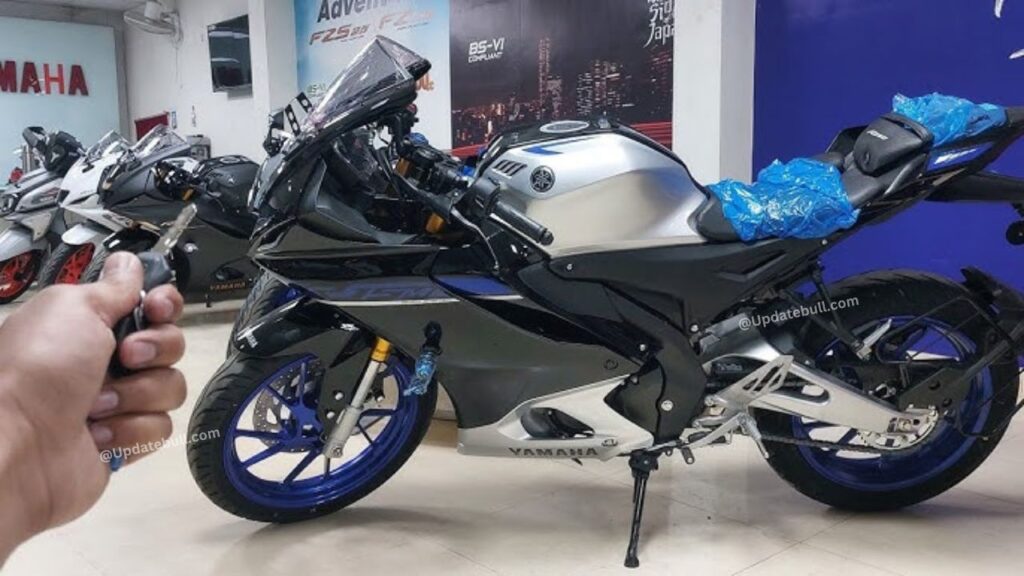 राइडर की पहली प्यार, Yamaha R15 अब नये लुक में, पहले से ज्यादा फीचर्स ...